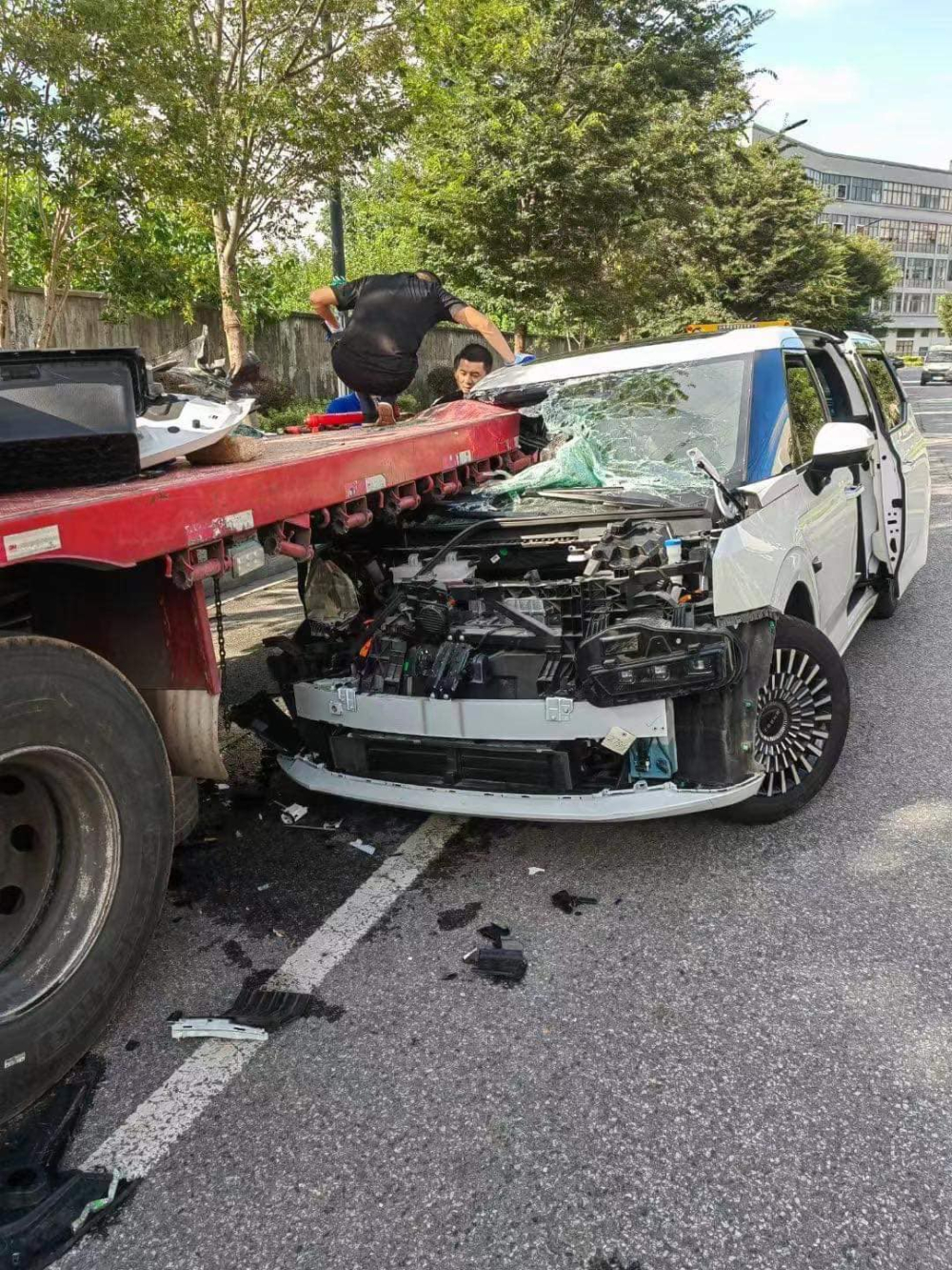 China’s luxury MPV praised for safety after this accident: shares ...