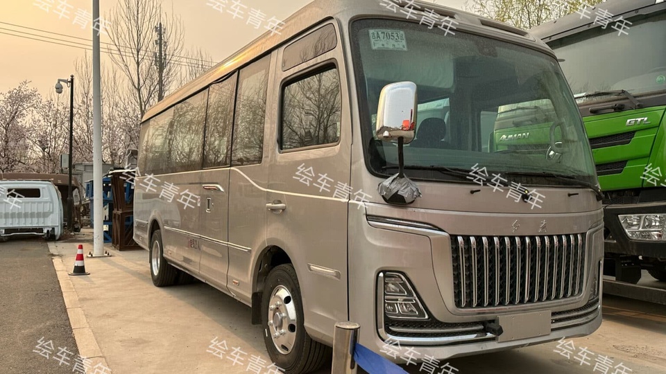Luxury Bus Unveiled with V6 Engine - vnauto.net