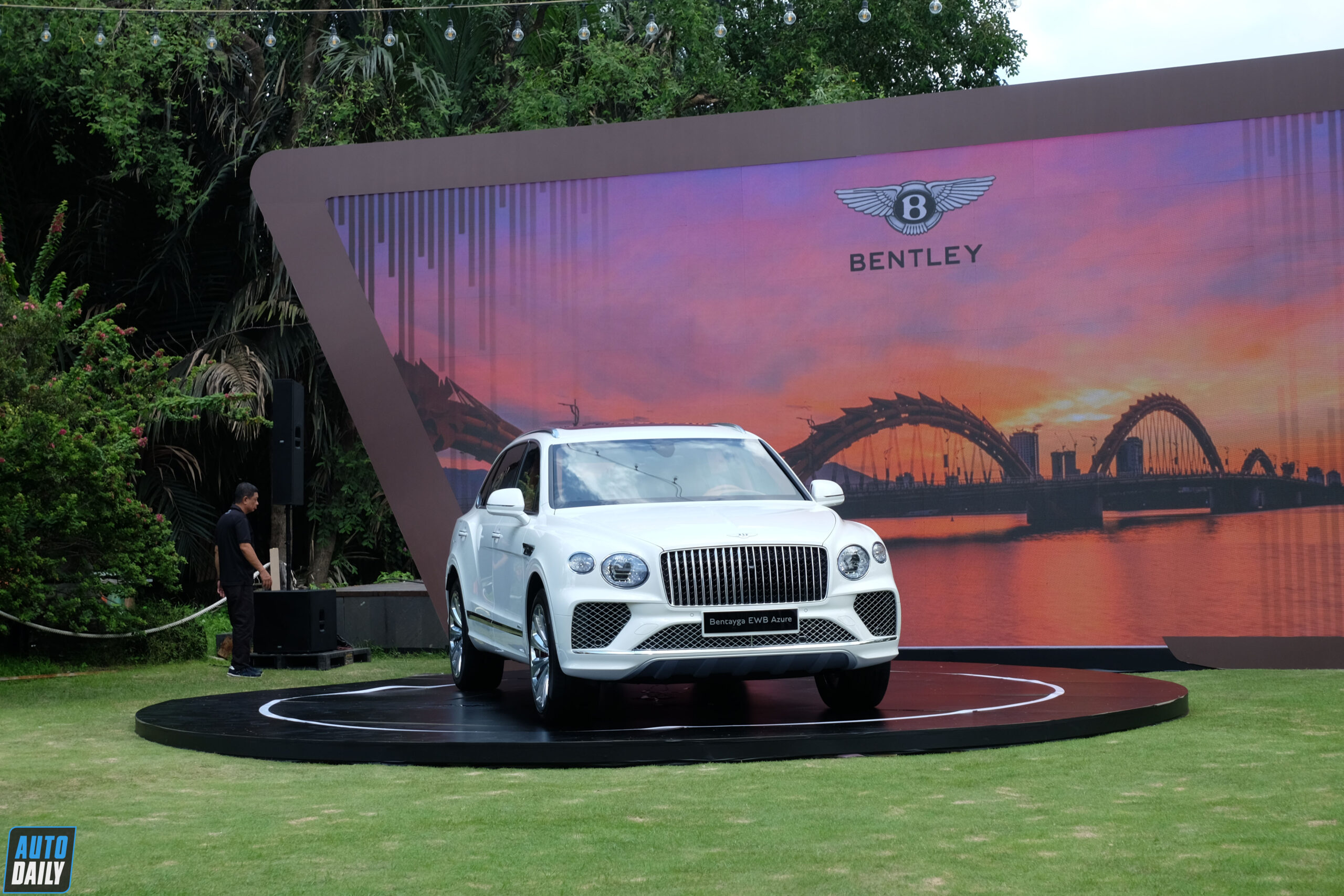 Bentley Bentayga EWB Azure debuts in Vietnam priced at over 20 billion ...