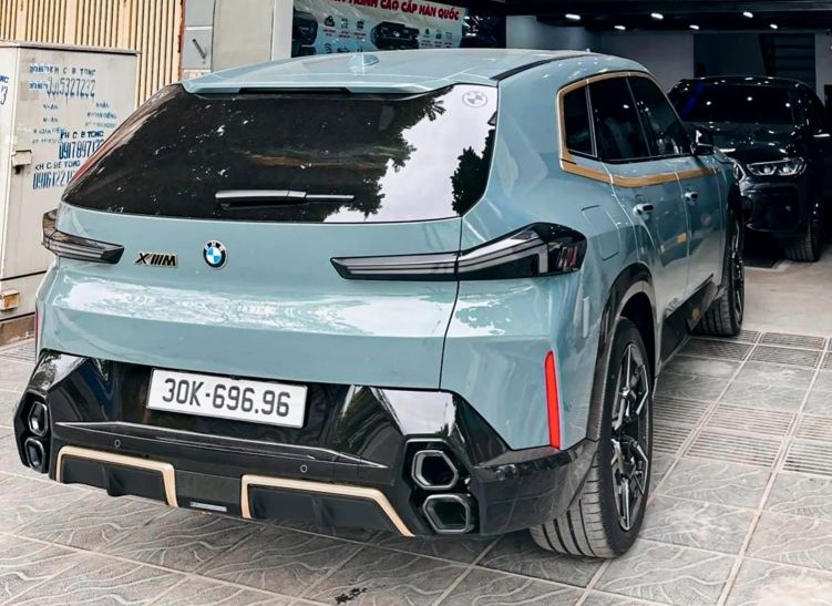 The first BMW XM high-performance SUV debuts on the streets of Vietnam ...