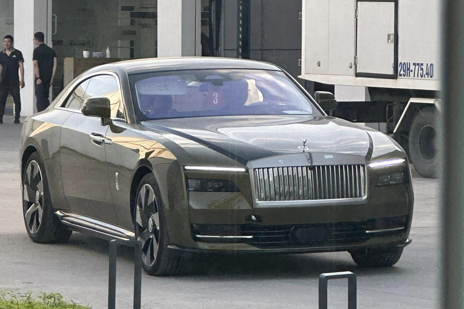 Rolls-Royce Spectre sighted in Hanoi: starts at 18 billion VND, offers 530 km per charge ...