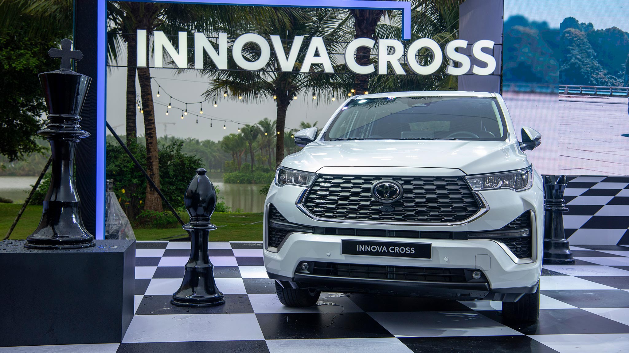 The all-new Toyota Innova Cross up-close in Vietnam - vnauto.net