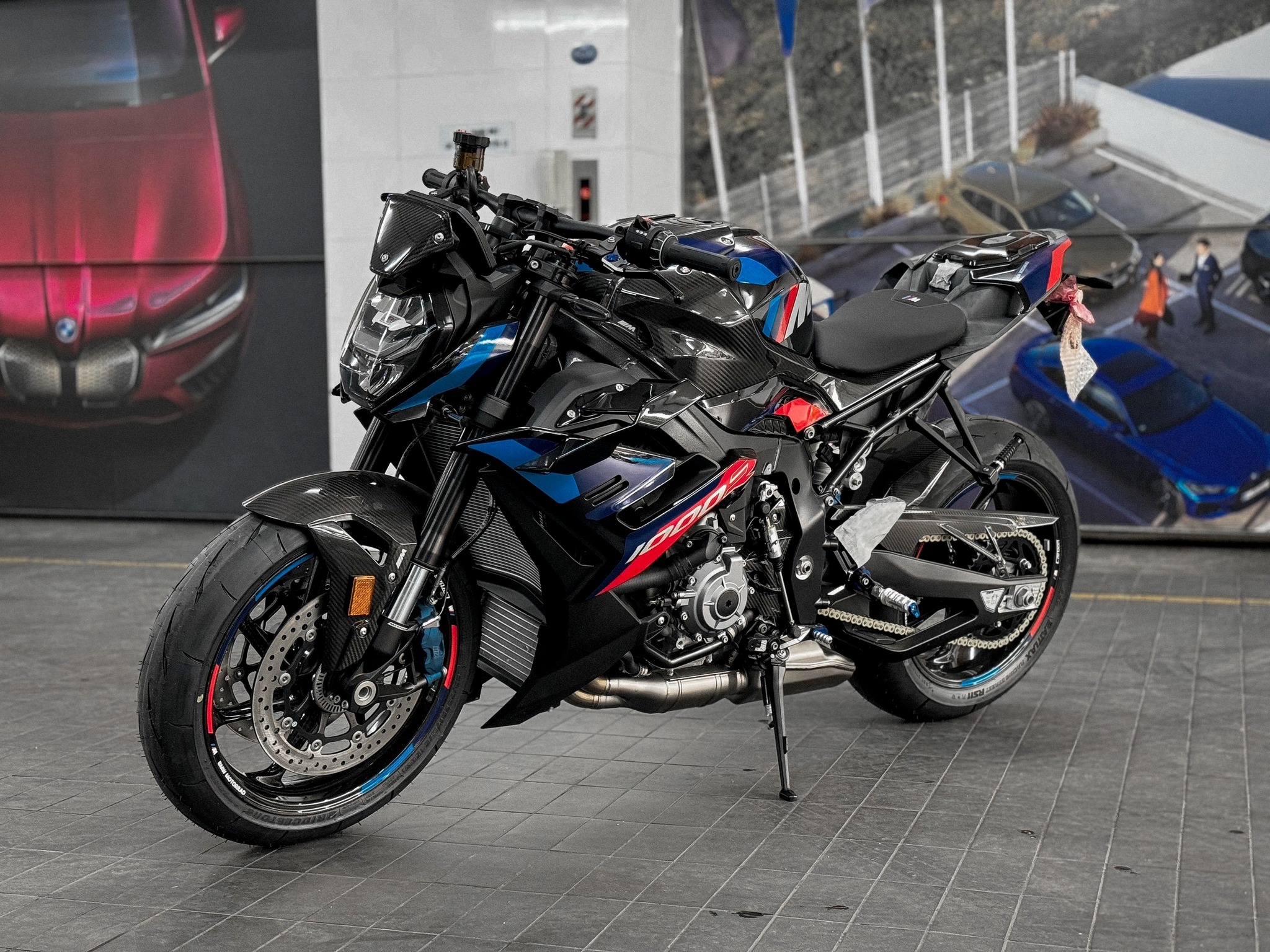 BMW M1000R Competition arrives in Vietnam at the same price as the ...